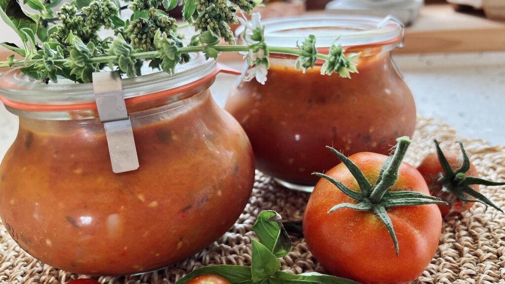 Selbstgemachter Tomatensugo - einfaches Rezept - Nahrungsglück